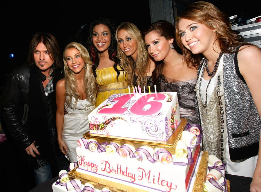 Ashley Tisdale Kust Miley Cyrus