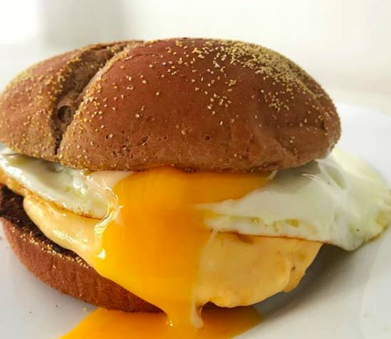 14 Photos Of Eggs With Runny Yolks That Will Make You Drool Against ...