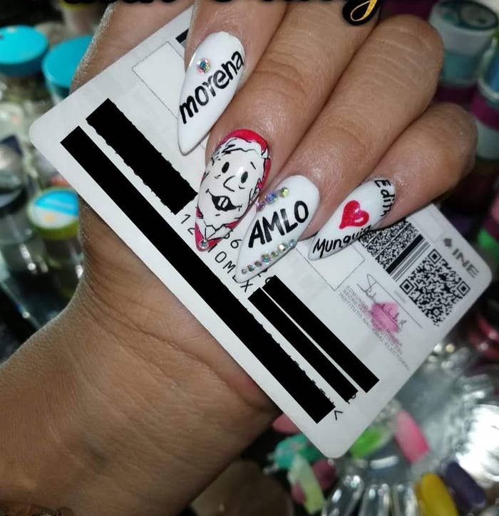Esta mujer plasmó en sus uñas su verdadero AMLOVE