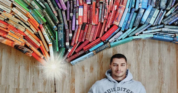 People Are Obsessed With This Guy Who Creates Amazing Pictures Out Of Books