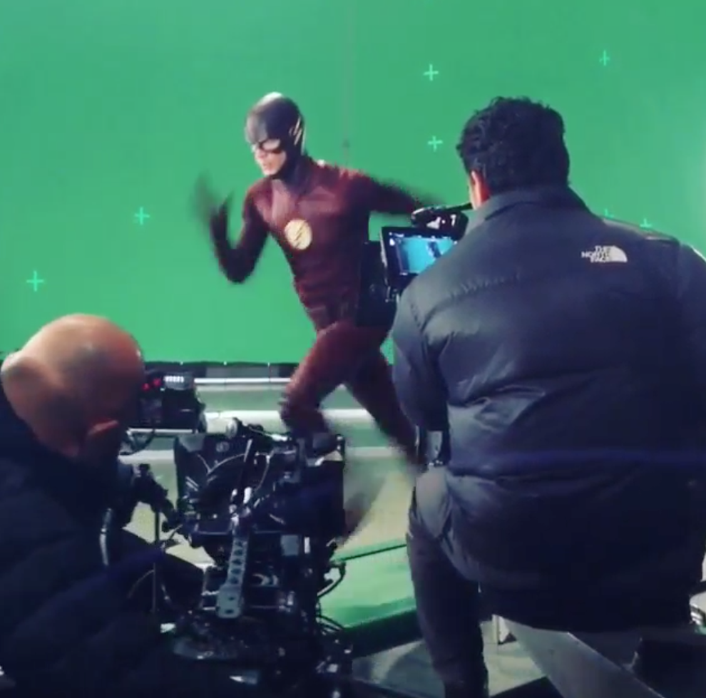 31 Behind-The-Scenes Pictures That Prove Actors Who Play Superheroes ...