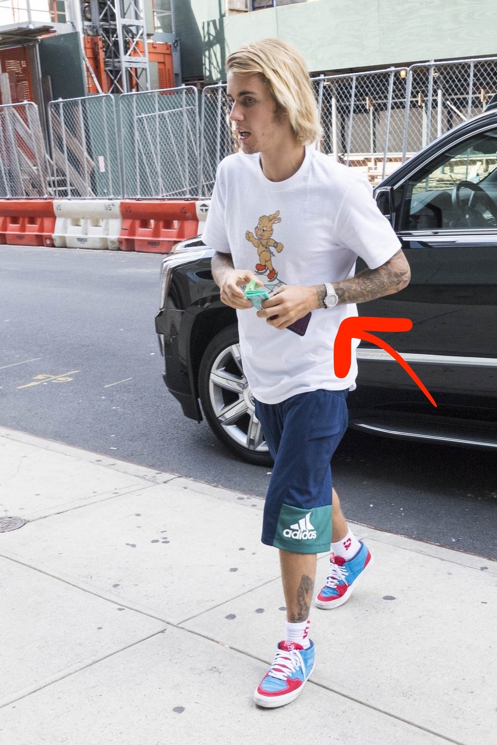 Is That Actually Justin Bieber Sitting On A Bench Eating A Burrito ...