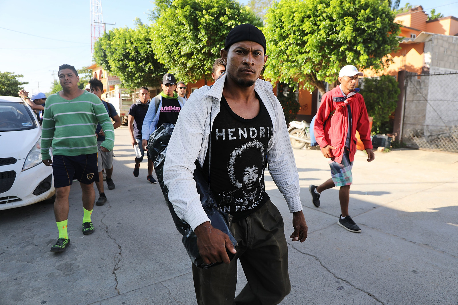 Decenas de migrantes cruzaron de Guatemala a México por el río, con un ...