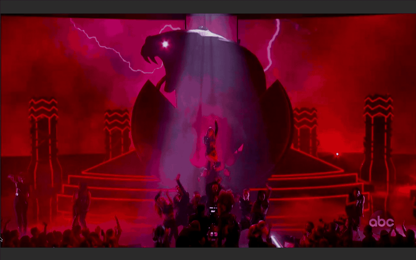 Taylor Swift Had A Giant Snake Onstage At The American Music Awards And ...