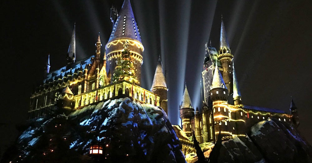 Here's What Christmas In The Wizarding World Of Harry Potter Is Like ...