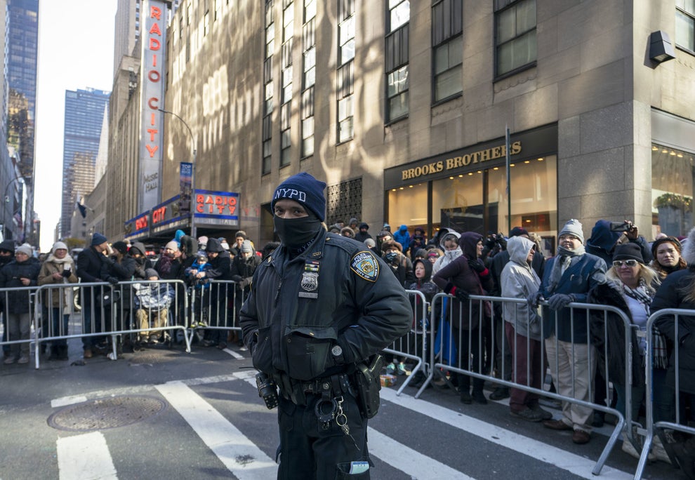 Photos Of People At The New York Thanksgiving Parade In The Freezing Cold