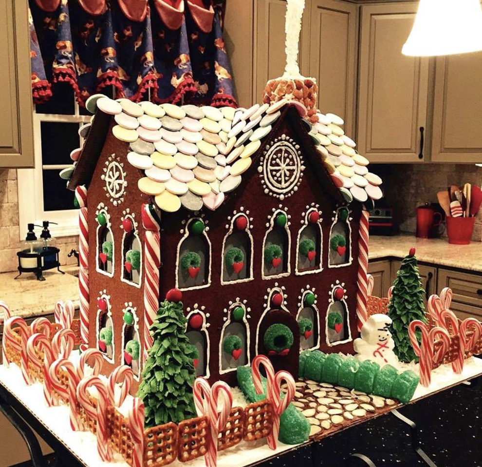 11 Gingerbread Houses That'll Make You Say, "At Least They Tried" And ...