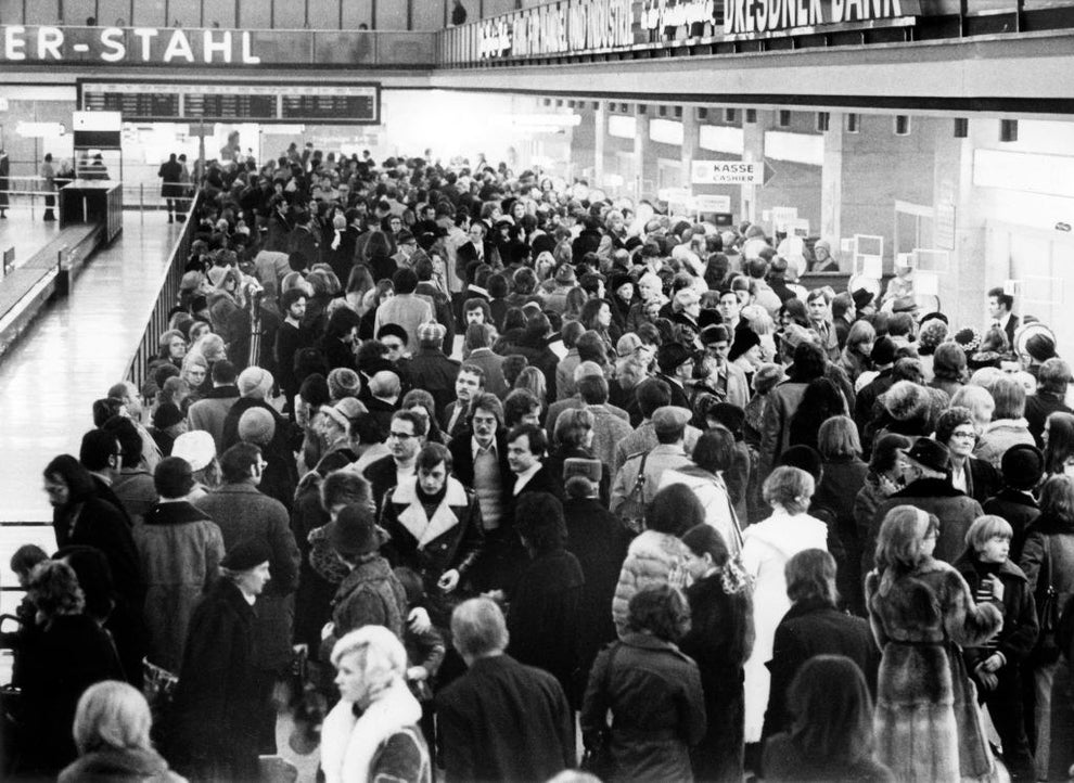 Photos Of Travel During The Christmas Rush, Through The Years