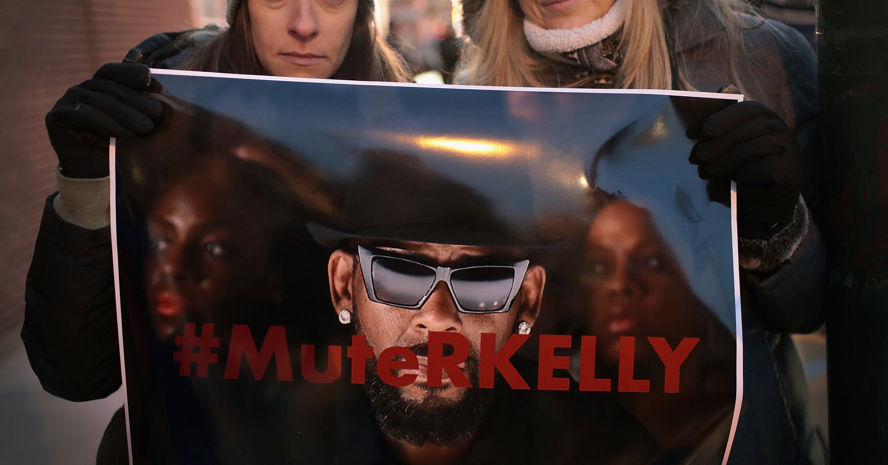 R. Kelly Protesters And Fans Faced Off Outside His Chicago Studio