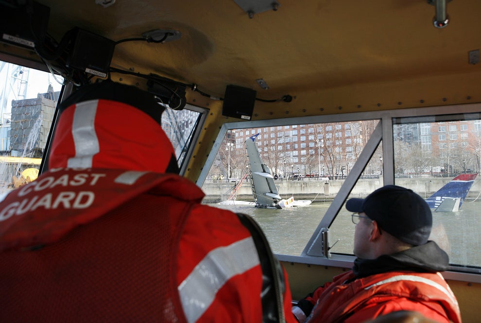 24 Dramatic Pictures Of The “Miracle On The Hudson” On The 10-Year ...