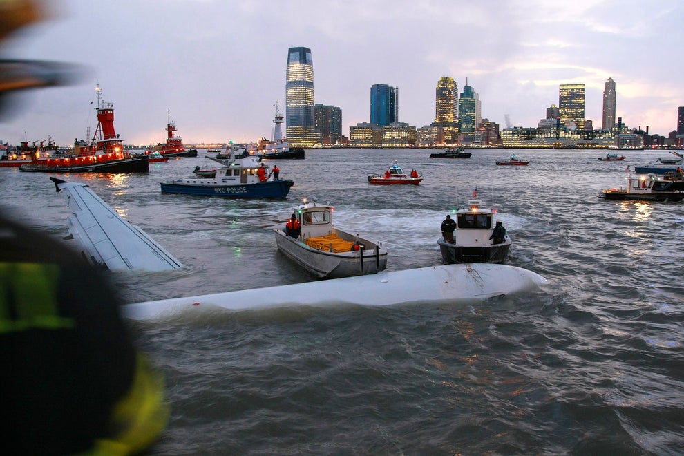 24 Dramatic Pictures Of The “Miracle On The Hudson” On The 10-Year ...