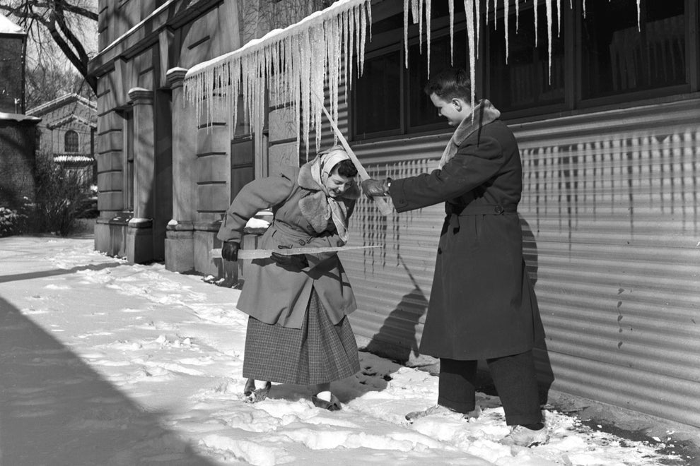 25 Pictures From History That Perfectly Capture The Spirit Of Winter