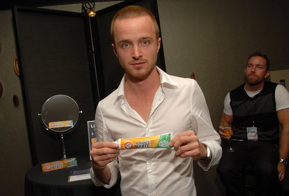 16 Super Famous People Holding Random Things When They Were Poor So ...