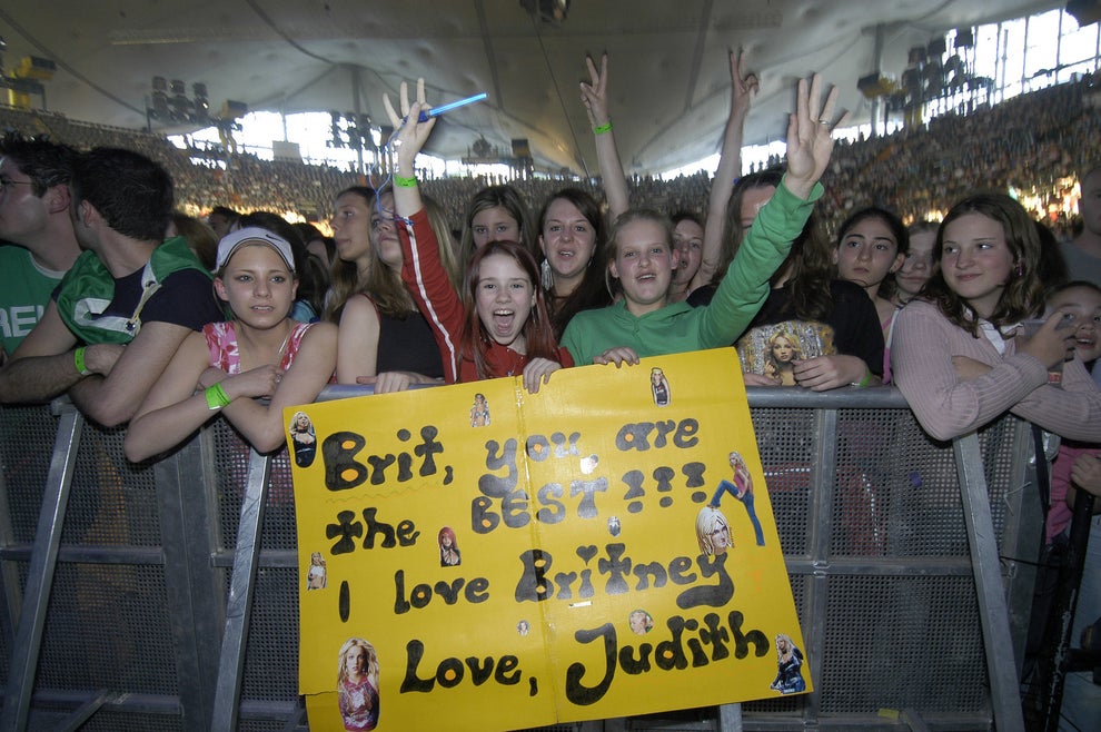 24 Photos That Show How Wild 90s/2000s Fan Culture Was