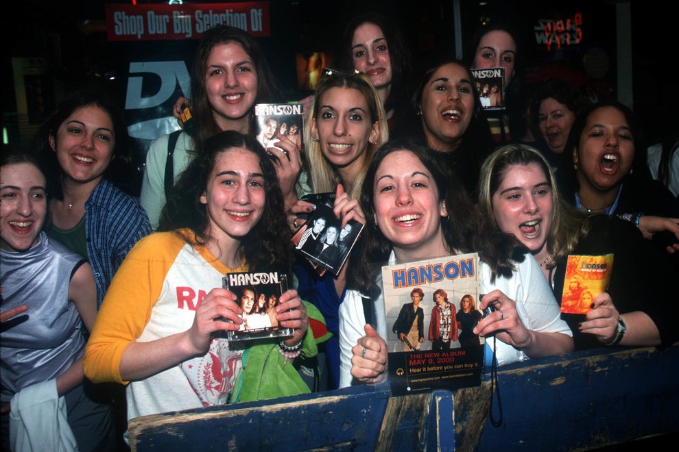 24 Photos That Show How Wild 90s/2000s Fan Culture Was