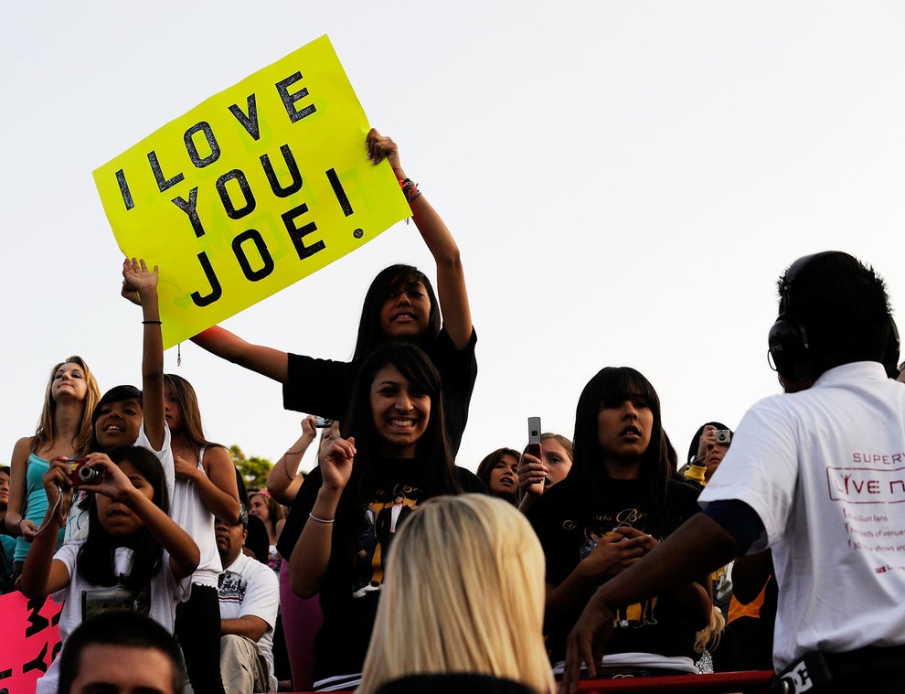 24 Pictures That Prove How Totally Different Millennial Vs. Gen. Z Fan ...