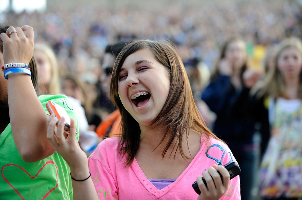 24 Pictures That Prove How Totally Different Millennial Vs. Gen. Z Fan ...