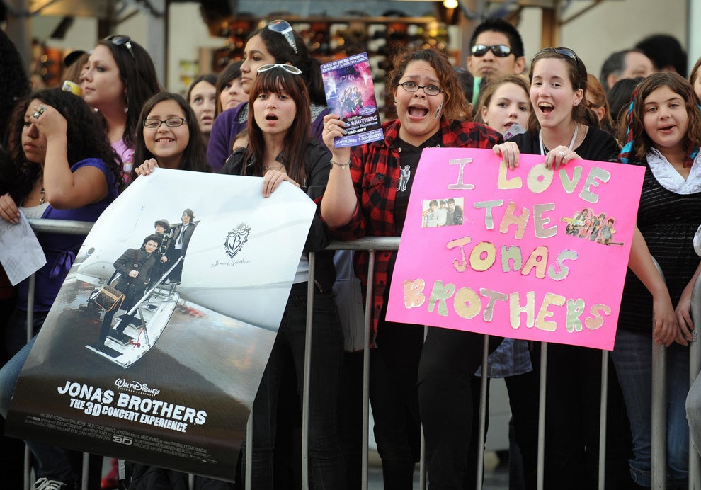 24 Pictures That Prove How Totally Different Millennial Vs. Gen. Z Fan ...