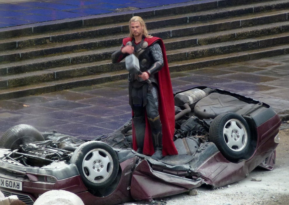 44 Behind-The-Scenes Photos That'll Change The Way You Look At Marvel ...