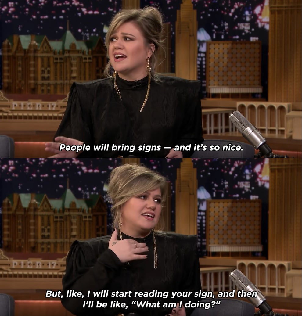Kelly Clarkson Said She Never Reads Signs At Her Concerts And Her ...