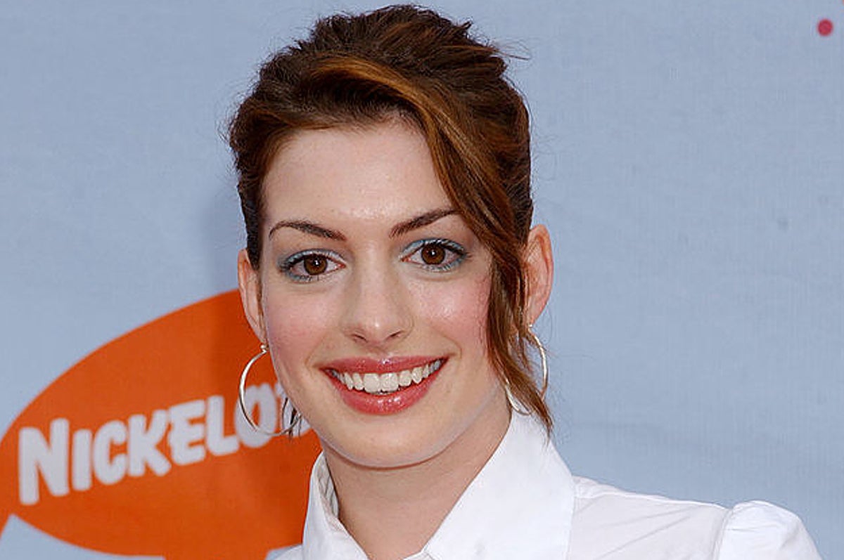 Anne Hathaway Teeth Missing