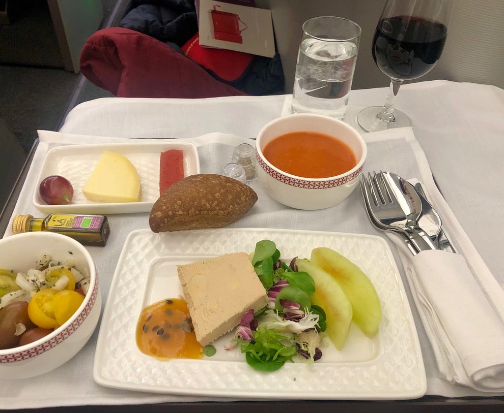 Here’s What Eating In First Class Looks Like On 24 Airlines