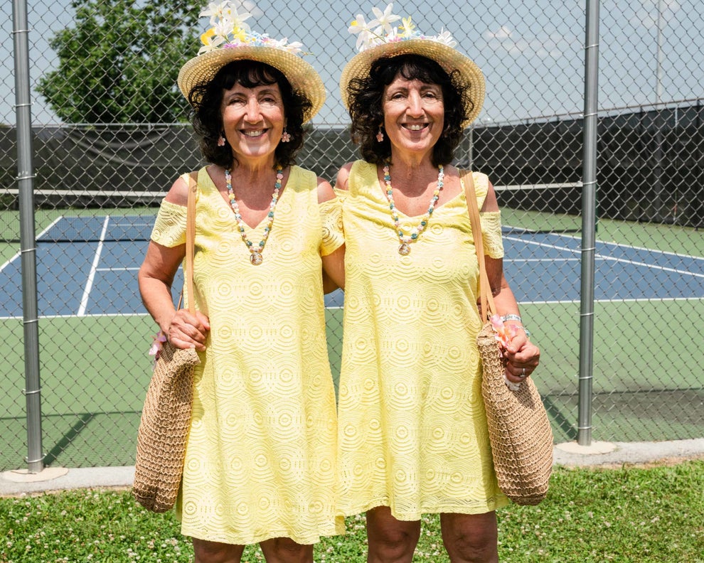 24 Pictures That Perfectly Capture The Special Bonds Of Twins