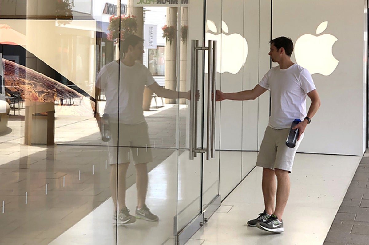 Apple Stores Are Boring But They’re Still Raking In Cash