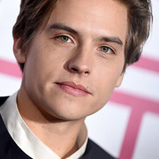 Una de estas fotos de Cole Sprouse es, de hecho, su gemelo Dylan ...