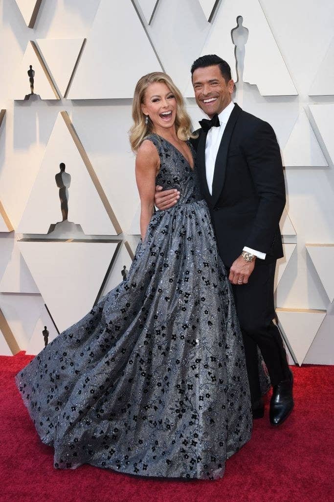 A Fan Gave Kelly Ripa A Pillow With Mark Consuelos's Face On It, And ...