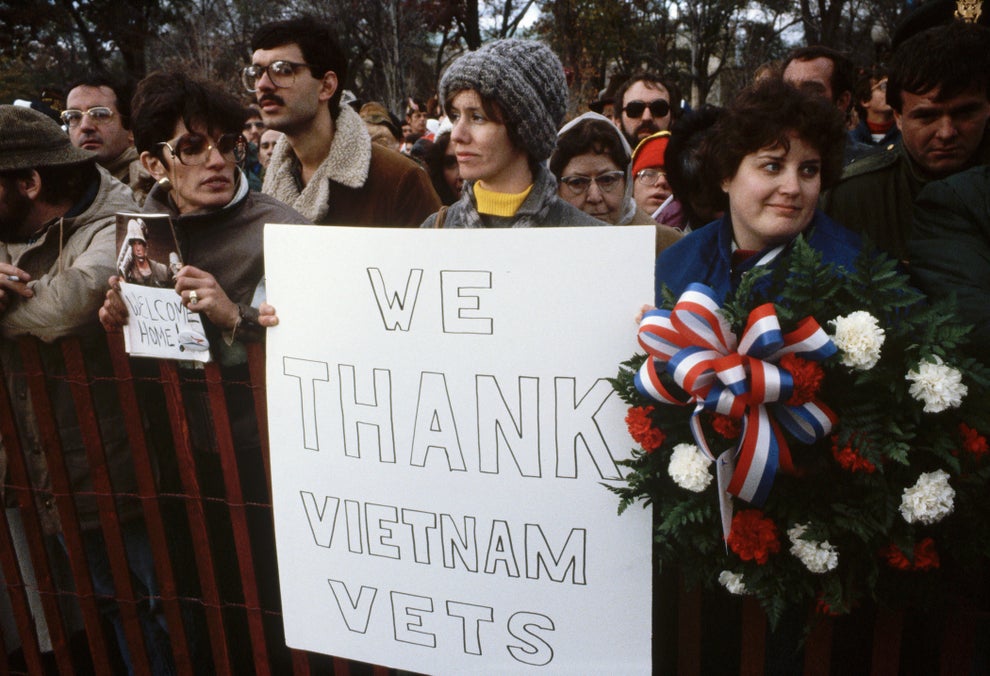 These Emotional Pictures Show How People First Reacted To The Vietnam ...
