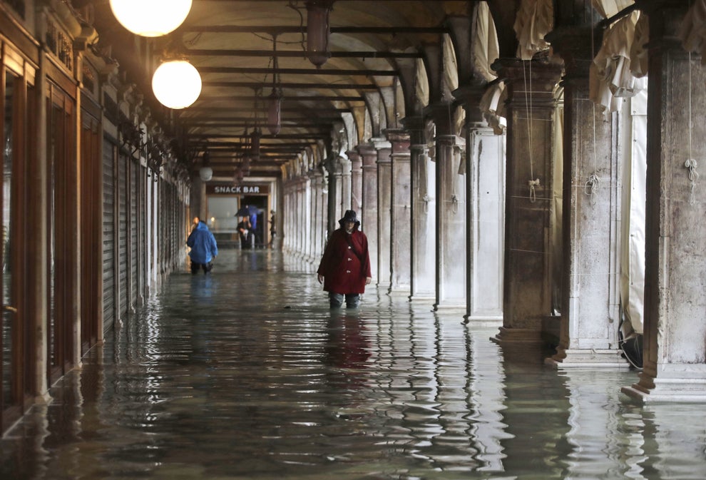 Photos Of Venice Show The City Submerged After Its Worst Flood Tide In ...