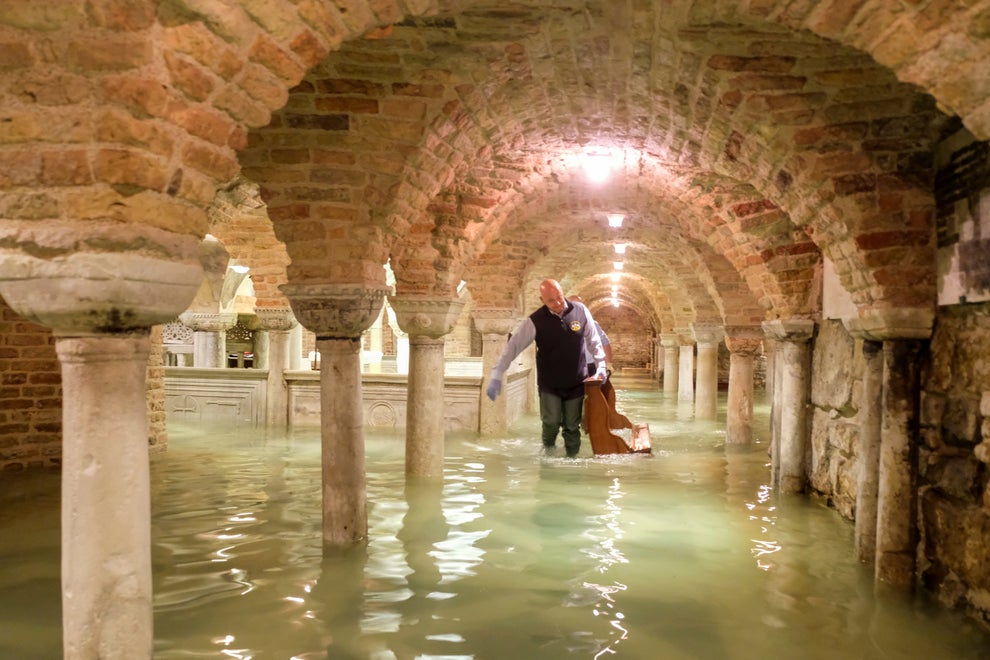 Photos Of Venice Show The City Submerged After Its Worst Flood Tide In ...