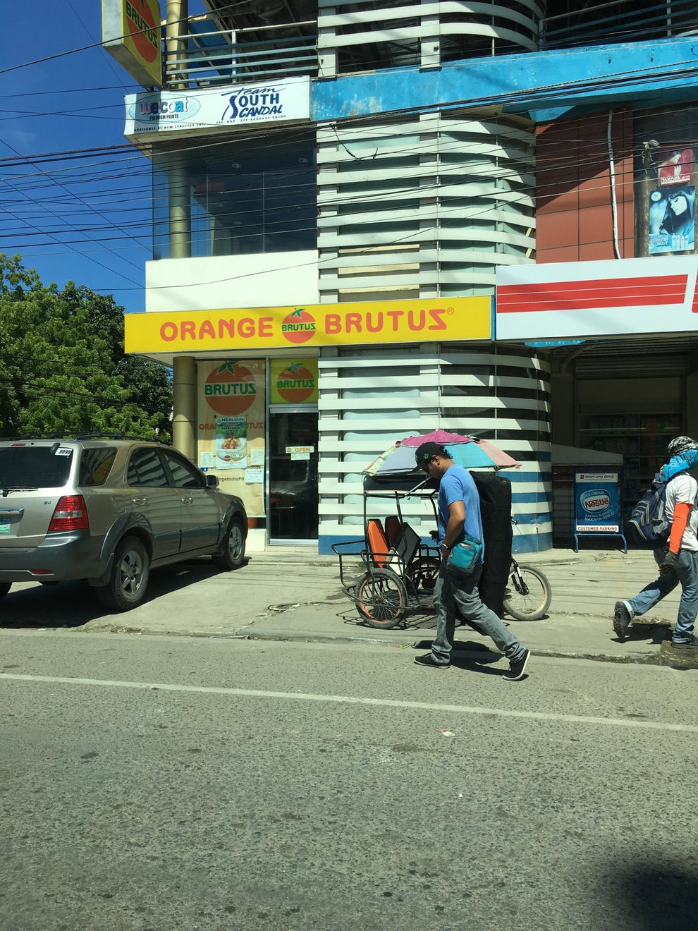 17 Funny Shops That Deserve A Freakin' Medal