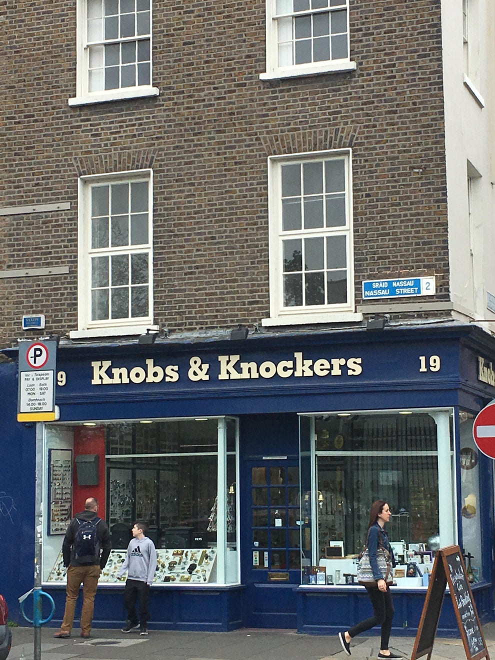 17 Funny Shops That Deserve A Freakin' Medal
