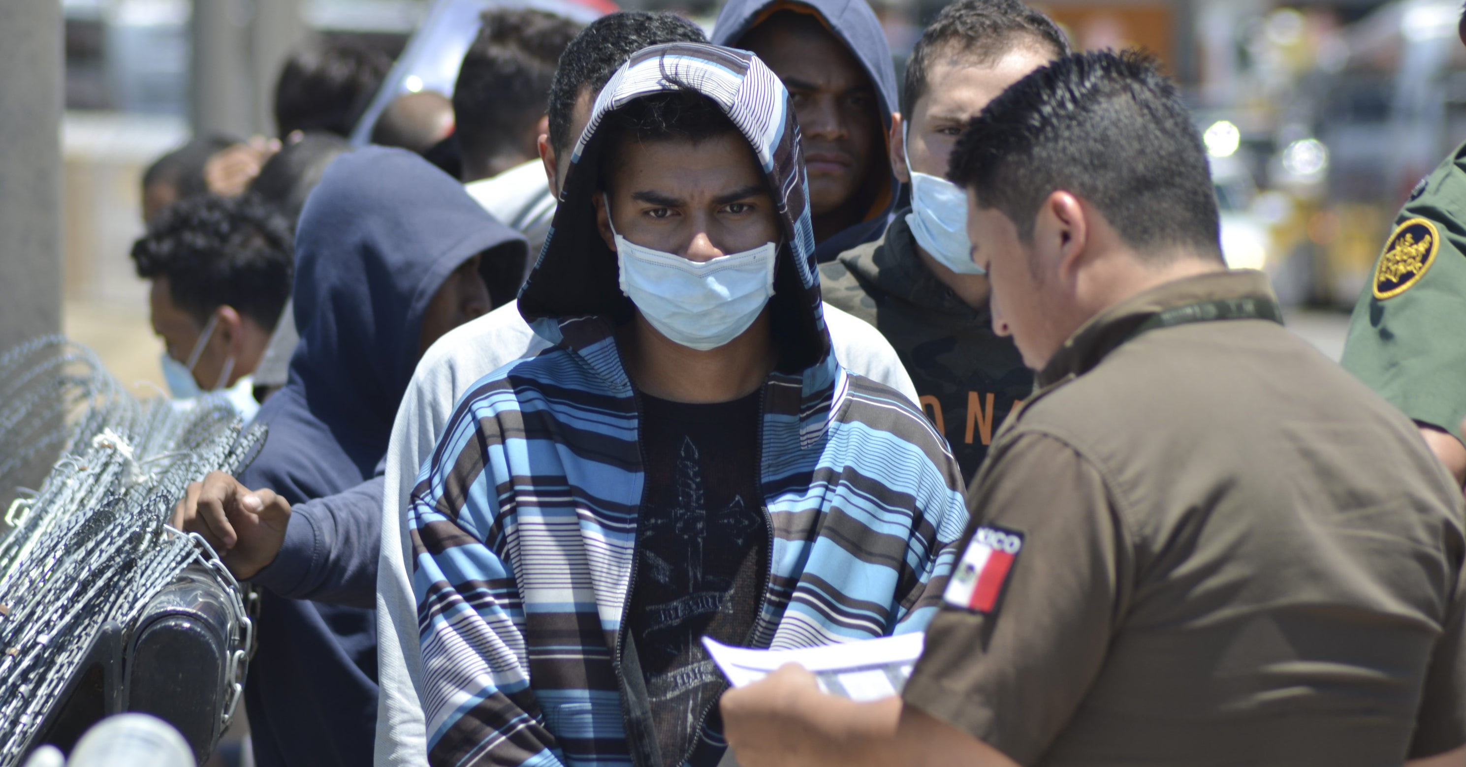 US Border Officials Are Issuing Fake Court Notices To Keep Out ...