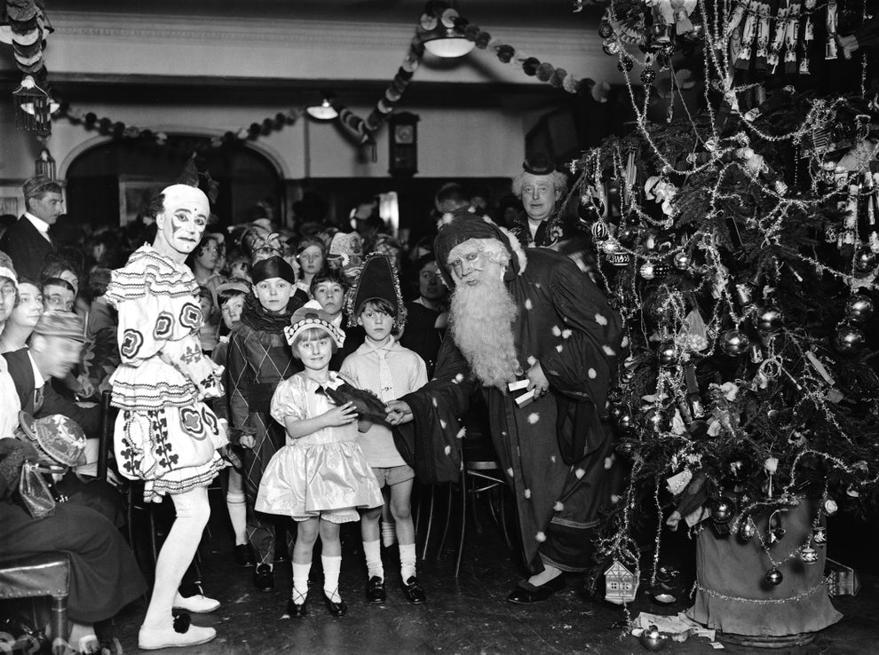 24 Disturbing Pictures From Christmas Past