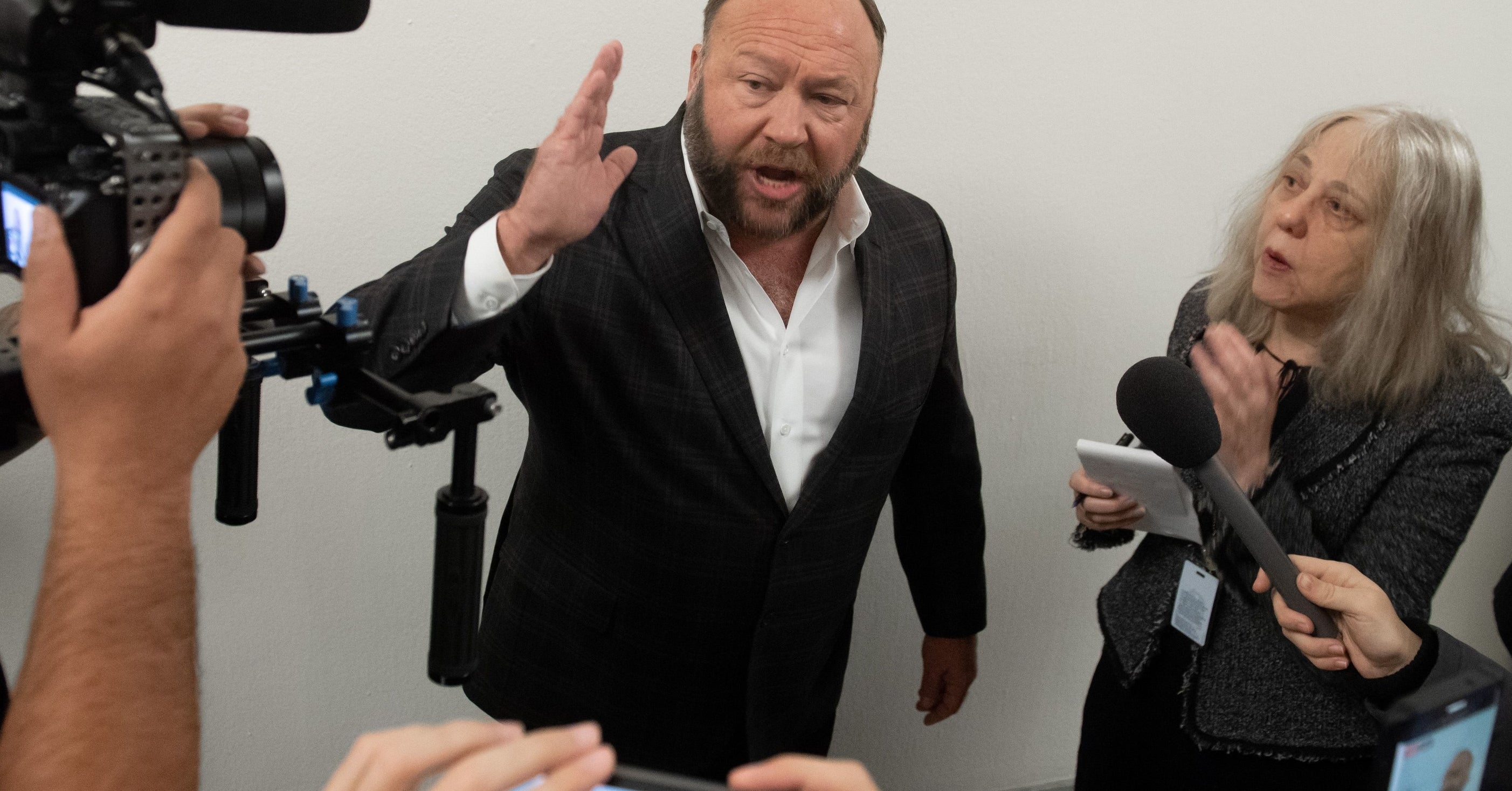 Infowars News Director Says Sandy Hook Conspiracy Theories Stopped Gun ...