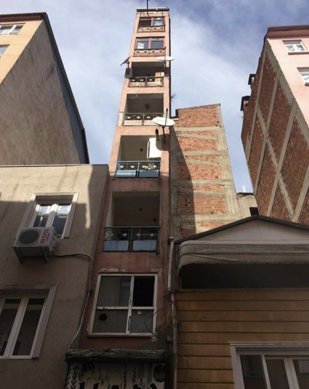 15 Apartments And Apartment Buildings That Are Incredibly Stressful To ...