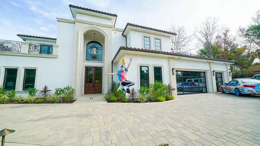 JoJo Siwa Bought A New House And Here's What The Inside Looks Like