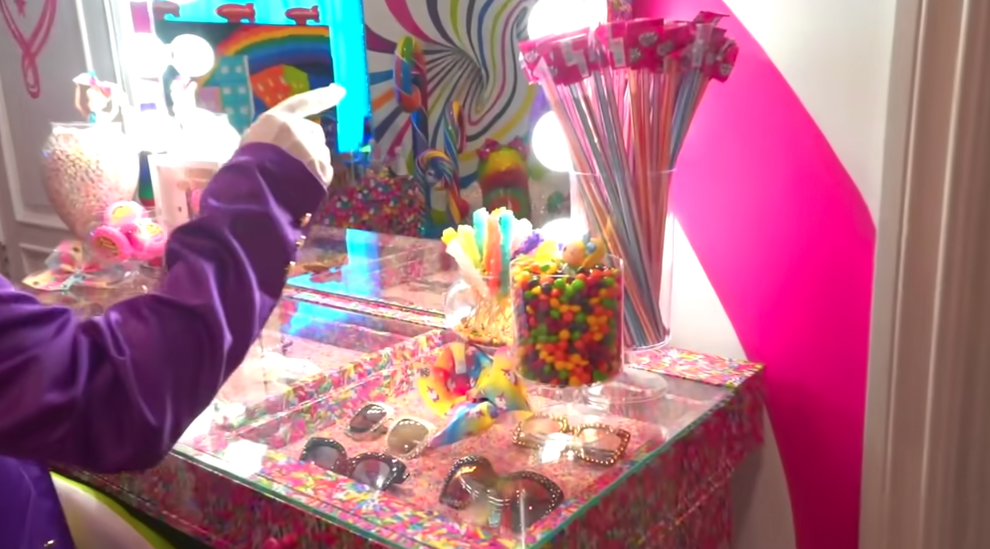 JoJo Siwa Gave A Tour Of Her New Bedroom And Now I Feel Like I Have 4 ...