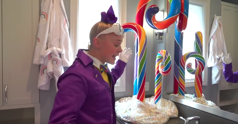 JoJo Siwa Gave A Tour Of Her New Bedroom And Now I Feel Like I Have 4 ...