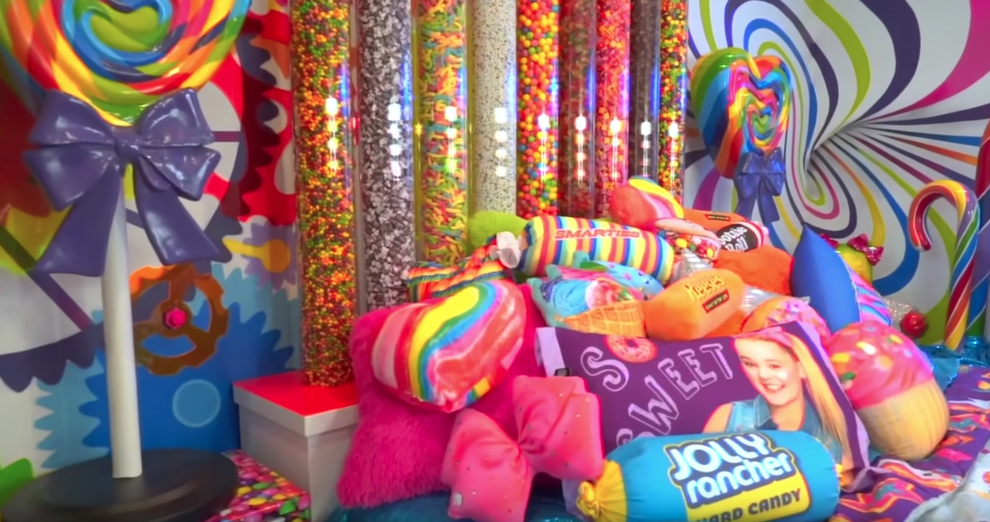 JoJo Siwa Gave A Tour Of Her New Bedroom And Now I Feel Like I Have 4 ...