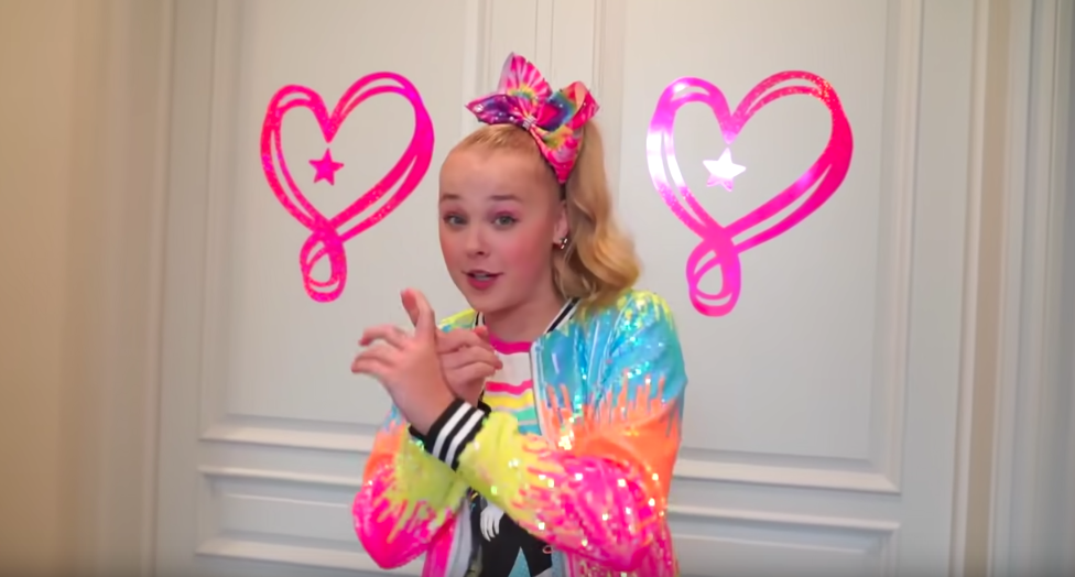 JoJo Siwa Gave A Tour Of Her New Bedroom And Now I Feel Like I Have 4 ...
