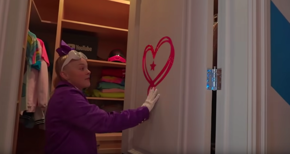 JoJo Siwa Gave A Tour Of Her New Bedroom And Now I Feel Like I Have 4 ...
