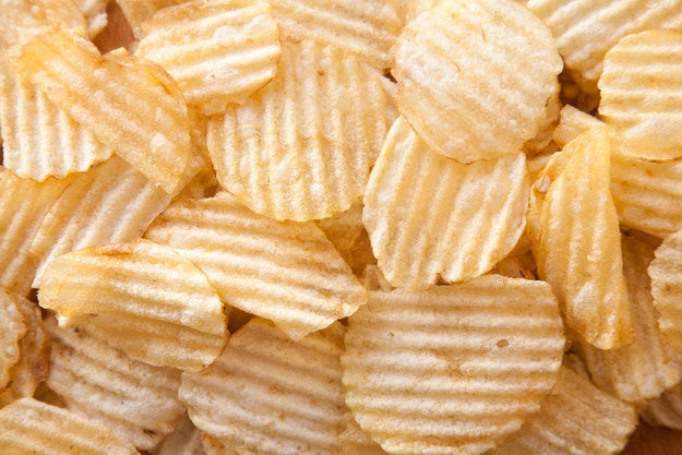 ¿Puedes encontrar las papitas de la tienda que tienen menos calorías?