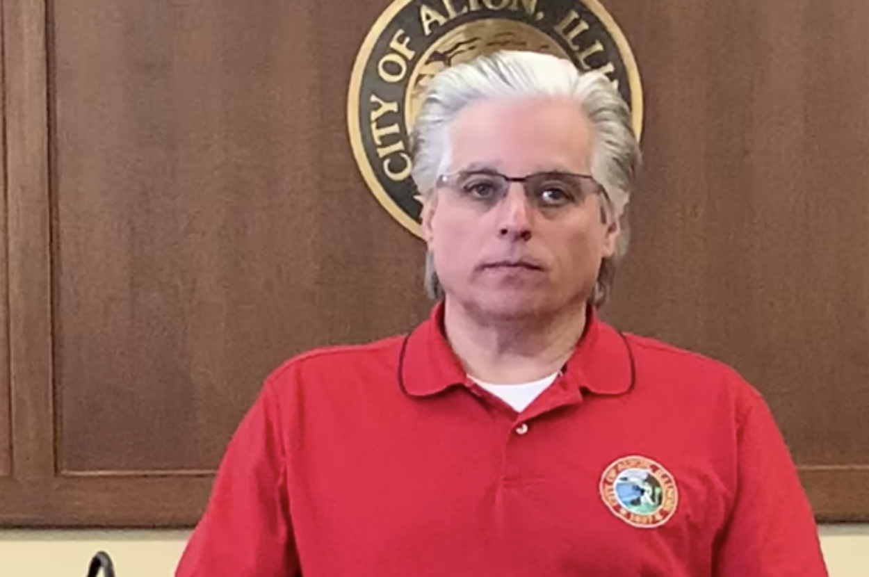 Alton Mayor's Wife Found At Bar Defying Stay-At-Home Order During ...