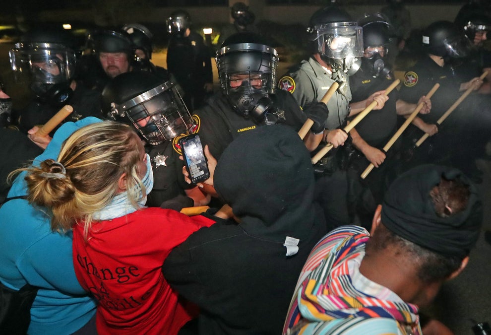 Powerful Photos Show What The Kenosha Protests Have Really Looked Like ...