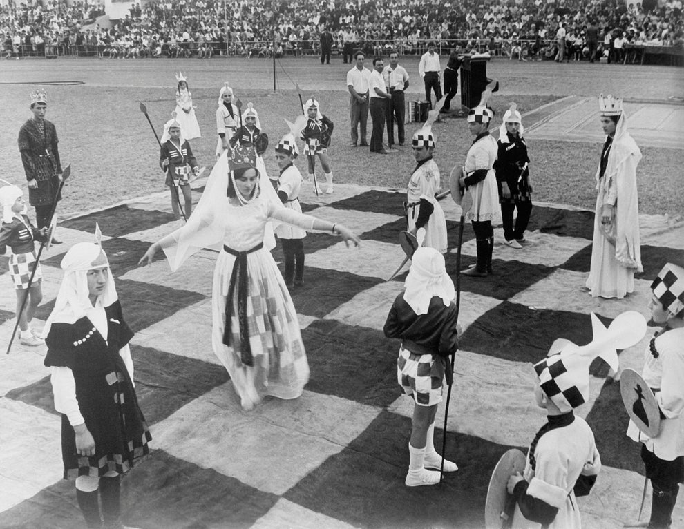 22 Historical Photos Of People Playing Chess