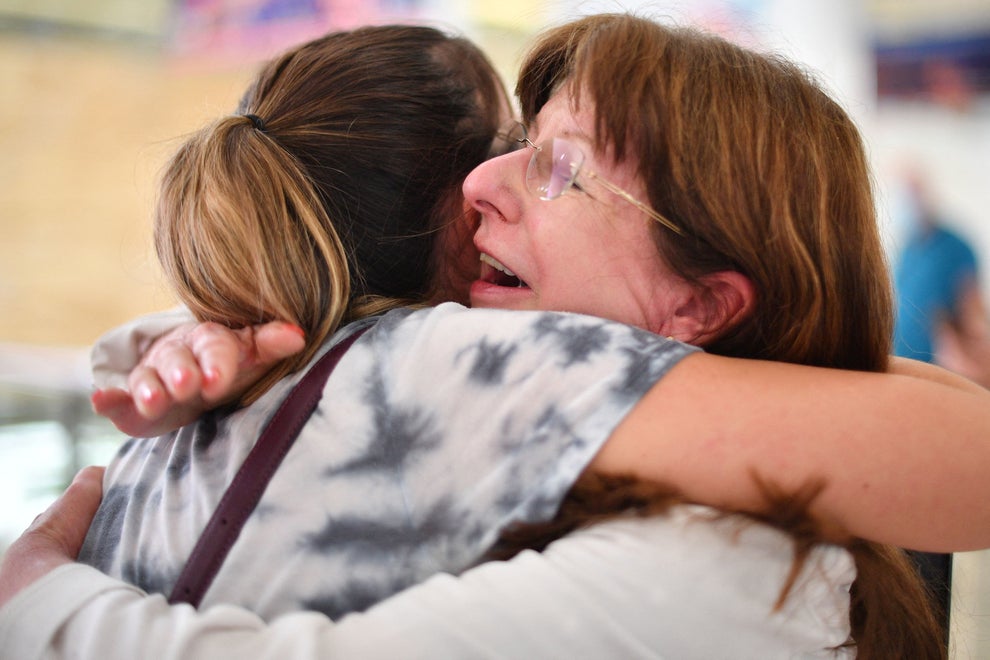24 Heartwarming Pictures Of New Zealanders And Australians Reuniting